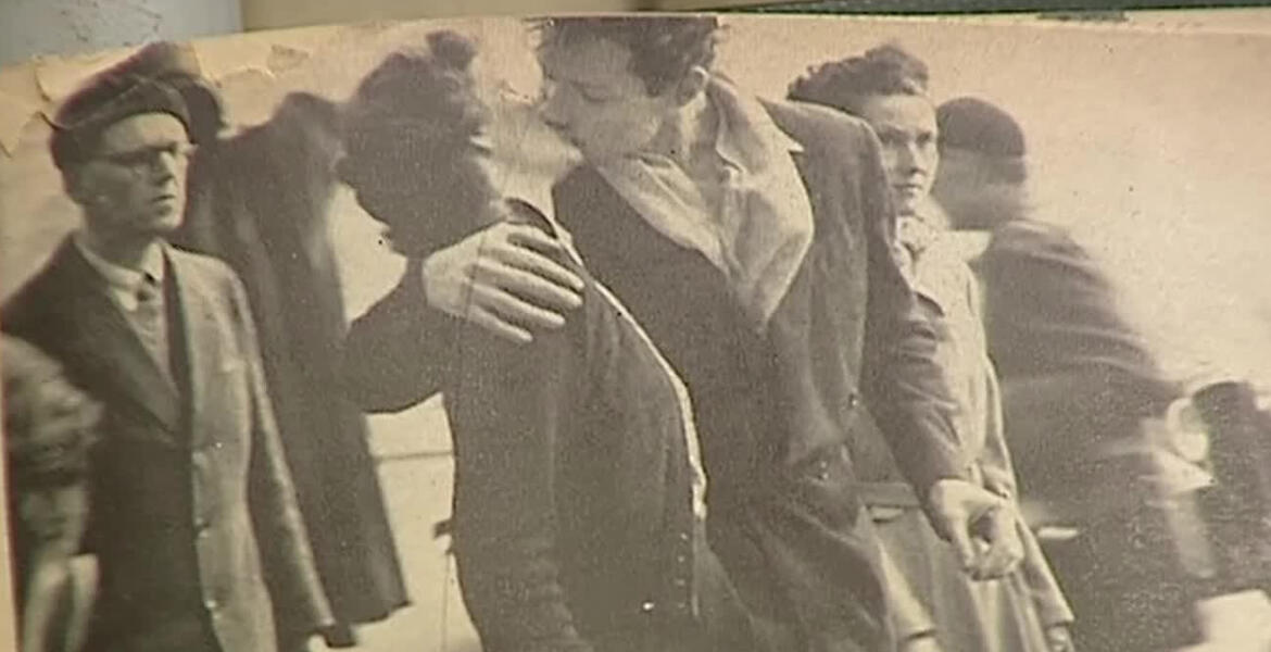 L'histoire du «Baiser de l'hôtel de ville» de Robert Doisneau | INA