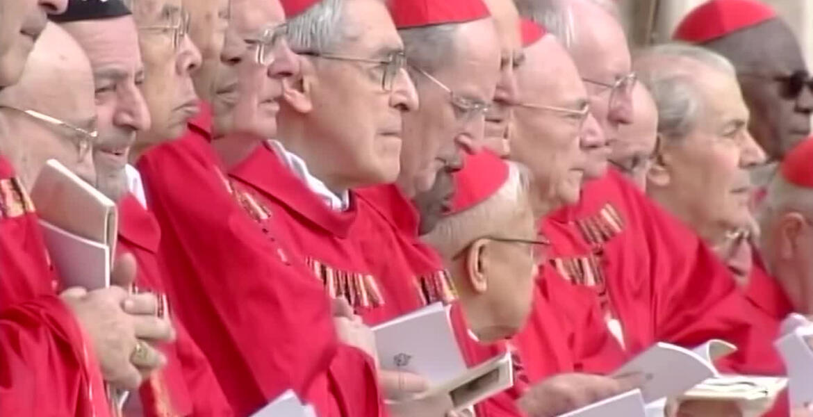 C'est Joseph Ratzinger, futur Benoît XVI, qui avait inhumé Jean Paul II ...