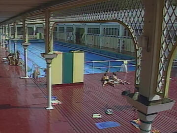 La piscine Deligny dans les années 70 : du soleil, un peu d'eau et ...