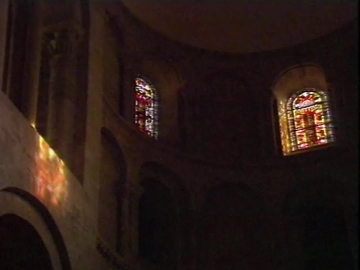 La lumière magnifiée à travers les vitraux de l'abbaye de Conques de ...