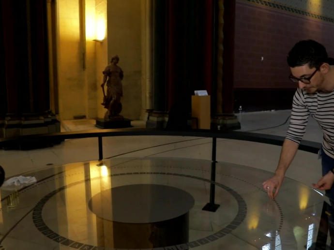 Le pendule de Foucault aux Arts et Métiers. | INA