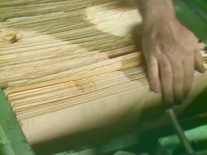 La fabrication des rondelles de bois pour emballer les Reblochons | INA