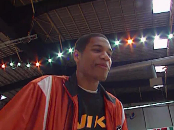 Tariq Abdul-Wahad, le premier français à avoir joué en NBA | INA