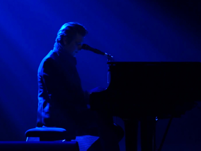 Benjamin Biolay chante 'Volver' aux Etoiles du Parisien | INA