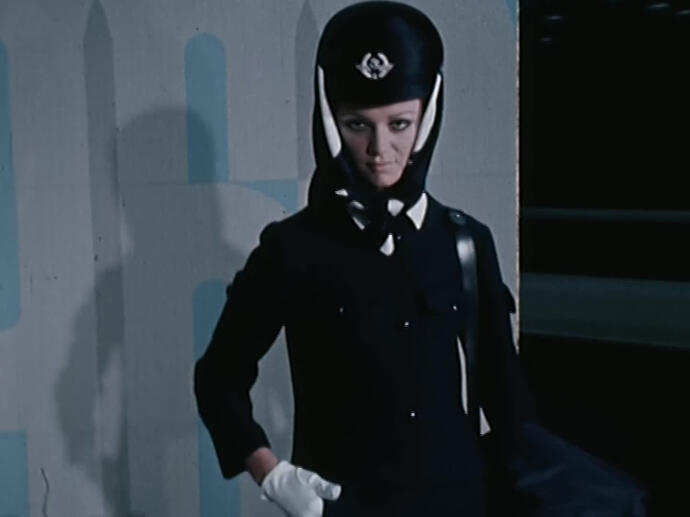 Promenade historique dans le vestiaire chic d'Air France | INA