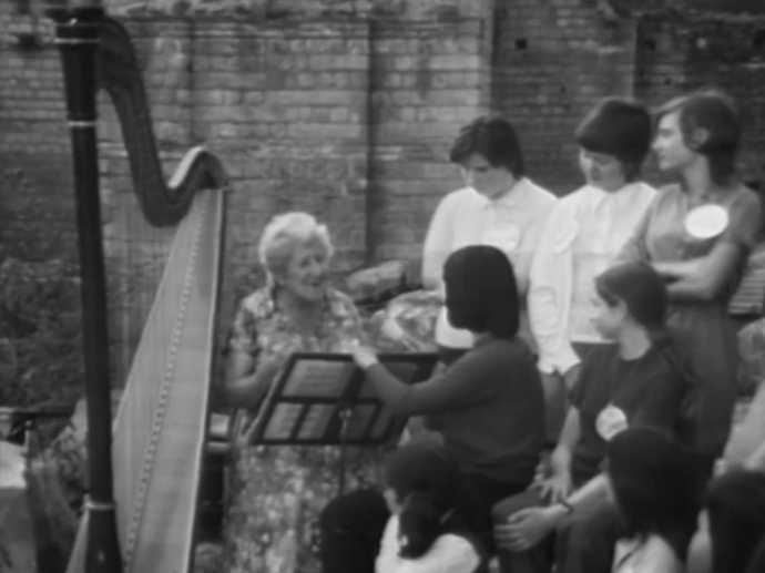 Lily Laskine sur la harpe | INA