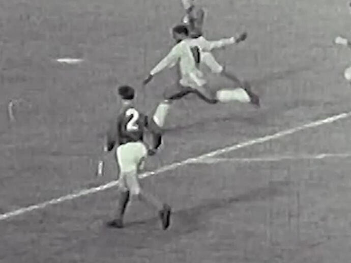 Le triplé de Pelé contre la France en 1963 | INA