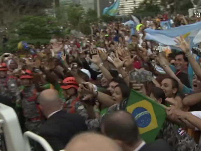 Rio : arrivée du pape pour les JMJ et premier bain de foule | INA