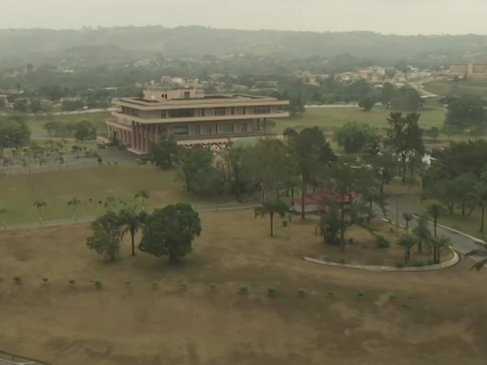 Gabon : bâtiments isolés | INA