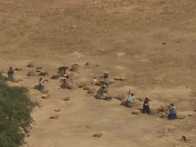 Mali : femmes pilant du mil | INA