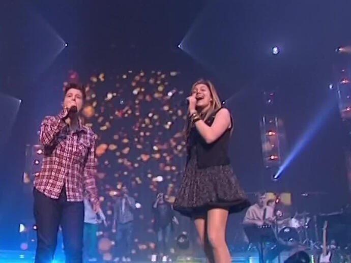 Plateau illustration avant concert de Louane au Zénith de Lille | INA