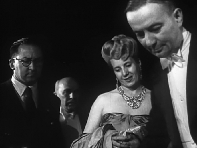 En présence de Mme Eva Peron, la signature du traité franco argentin | INA