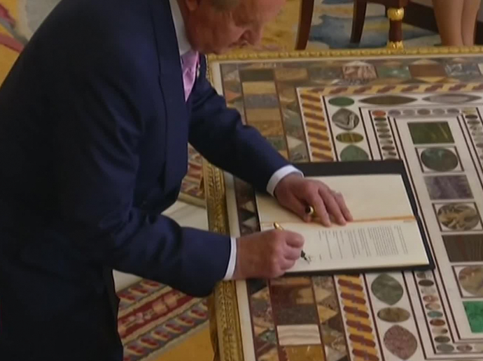 Plateau brève : abdication de Juan Carlos d'Espagne | INA