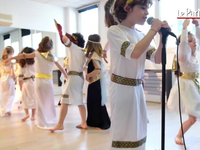 Joshaï assiste à une reprise des "10 commandements" par des enfants | INA