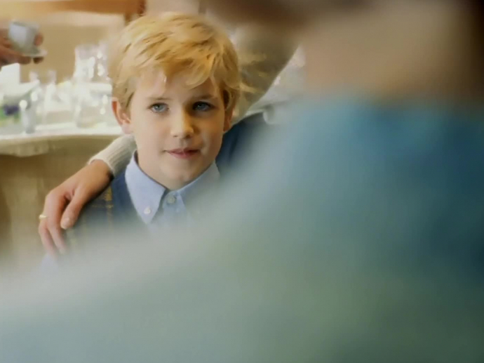 Disneyland Paris : Garçon timide | INA