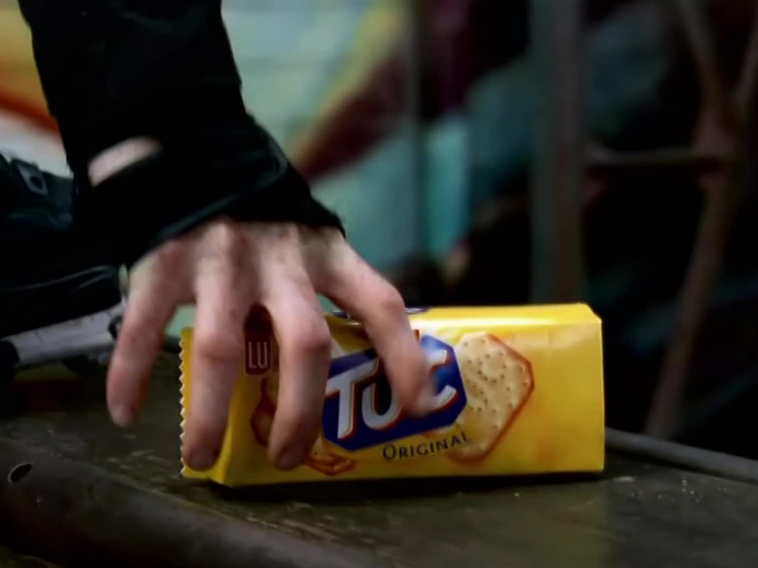 Tuc : main en main tag bacon | INA