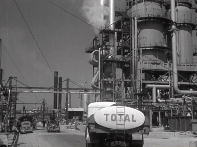 La raffinerie de Normandie, fleuron du groupe Total | INA