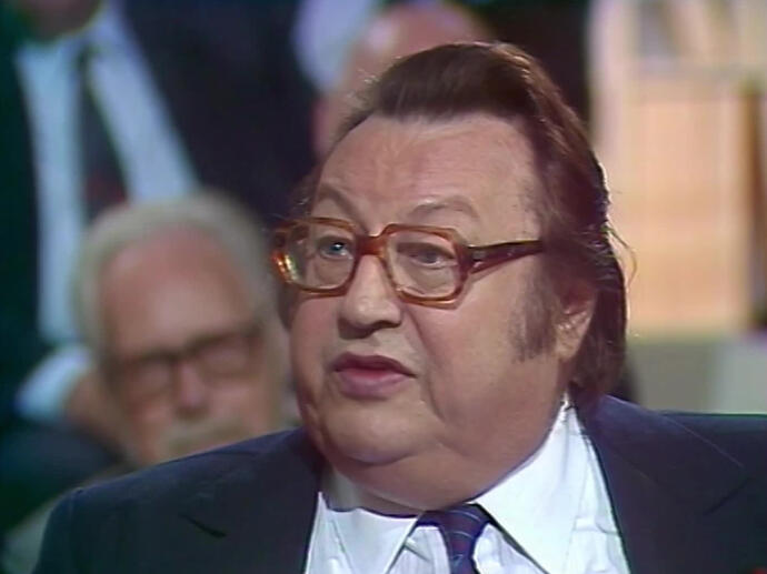 Raymond DEVOS "La langue de bois" en s'adressant à Claude HAGEGE | INA