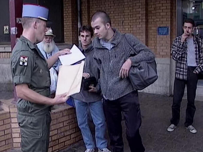 Les derniers bidasses : arrivée des recrues du 35e régiment d ...