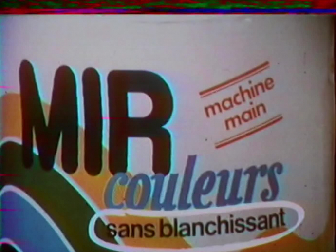 Mir couleurs : lessive machine et mains : chemise décolorée | INA