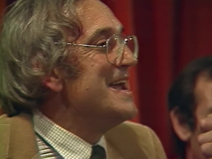 La fête de la rose et interview de Max Gallo | INA