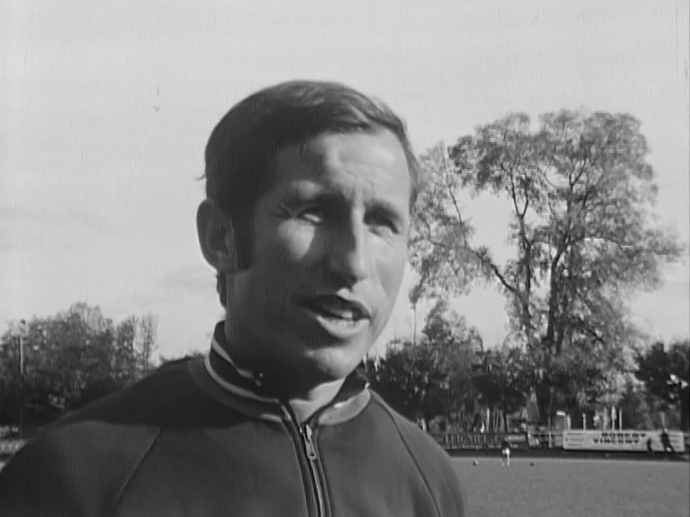 1971 : Guy Roux enseigne le foot aux enfants | INA