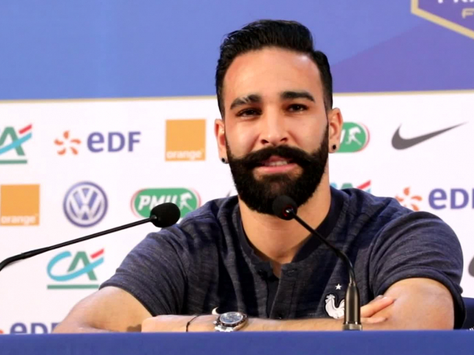 Adil Rami fait le spectacle en conférence de presse | INA