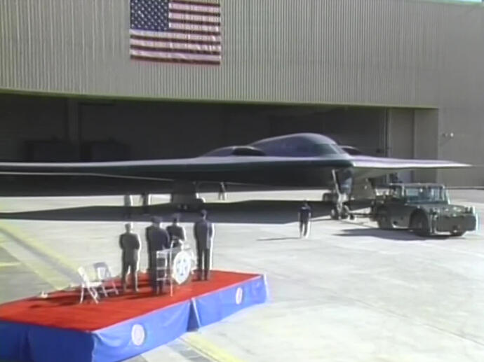 Présentation officielle de l'avion furtif B2 | INA