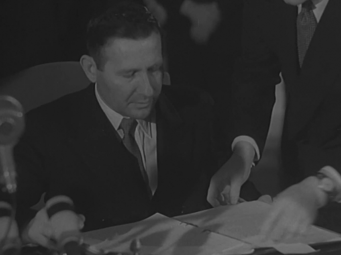 Signature du traité de Varsovie le 14 mai 1955 | INA