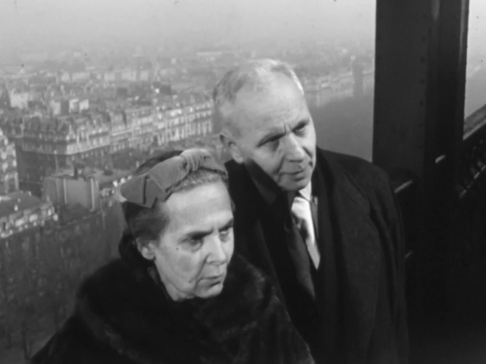 Louis Aragon et Elsa Triolet à la tour Eiffel | INA