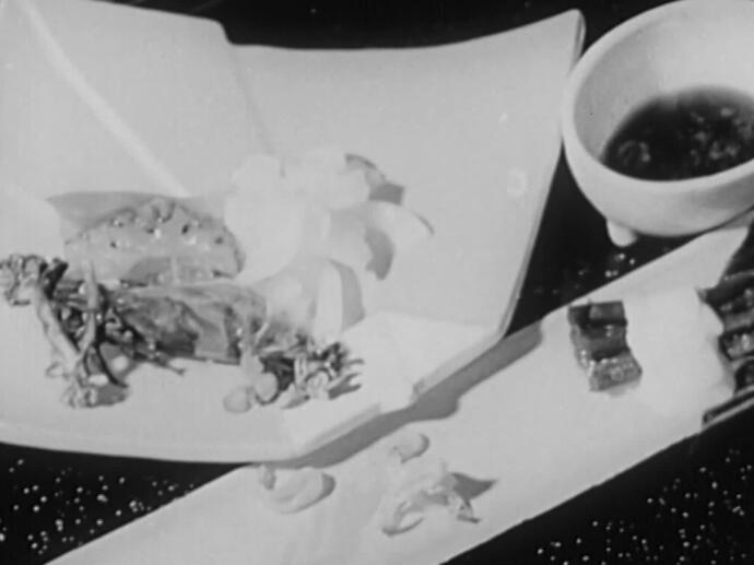 Dégustation de saké à la Maison des thés en compagnie de geishas | INA
