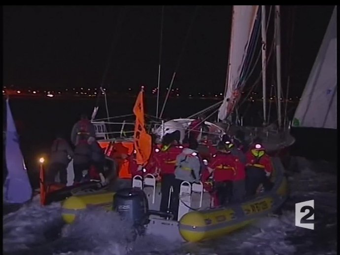 Arrivée de Vincent Riou, vainqueur de la cinquième édition du Vendée ...