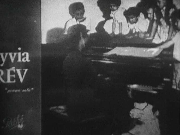 Livia Rev joue au piano des morceaux de Robert Schumann | INA