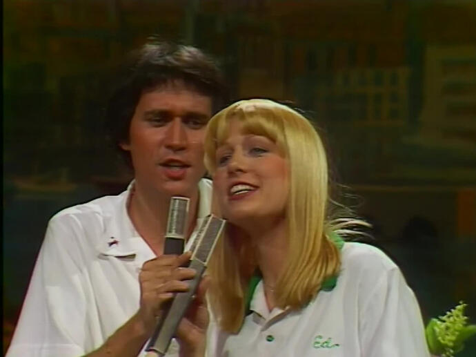 1974 : Stone et Charden interprètent « Sous les ponts de Paris » | INA