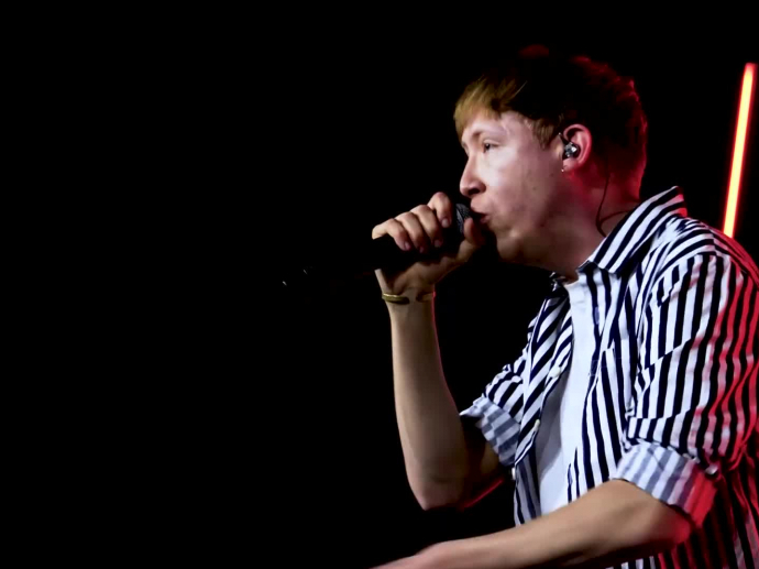 Eddy de Pretto chante 'Normal' en live au Parisien | INA