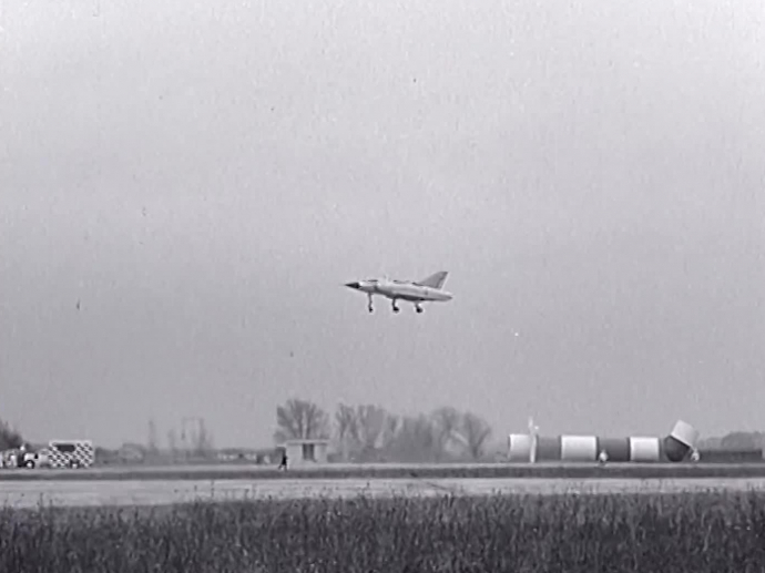 Le Mirage III "Balzac" joue les hélicoptères | INA