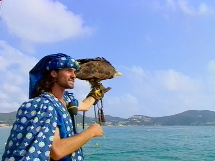 Jacques Gourier terrorisé par un rapace | INA