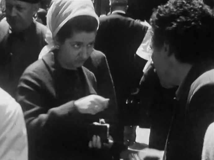 Une visite dans les archives régionales d'Ile de France | INA