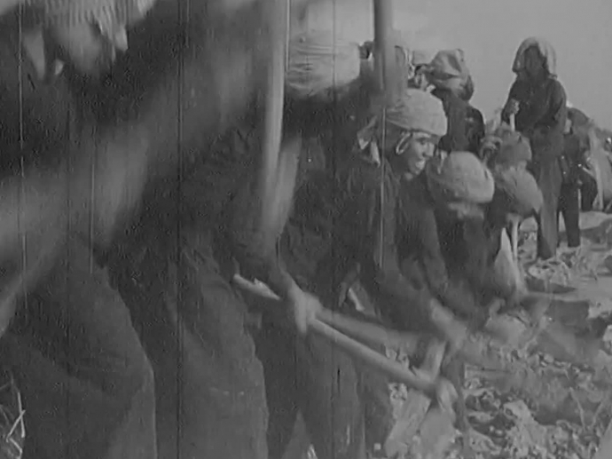 Travaux manuels pendant le régime des Khmers rouges | INA