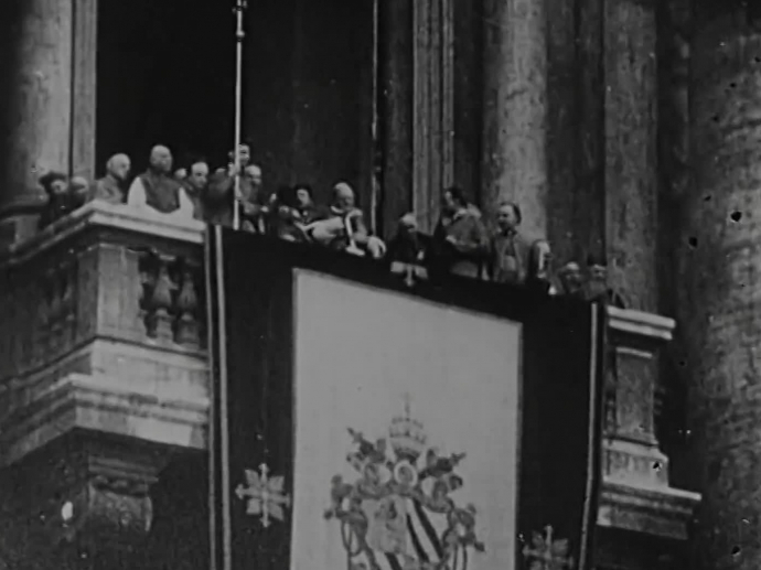 Pie XI donnant sa bénédiction du haut de la Loggia de Saint-Pierre à ...