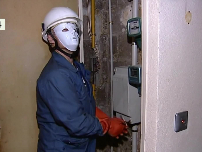 2004, Les agents EDF rétablissent le courant des plus défavorisés | INA