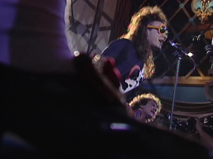 Peter and the electro kitsch band "Dad, laisse moi conduire la cad" | INA