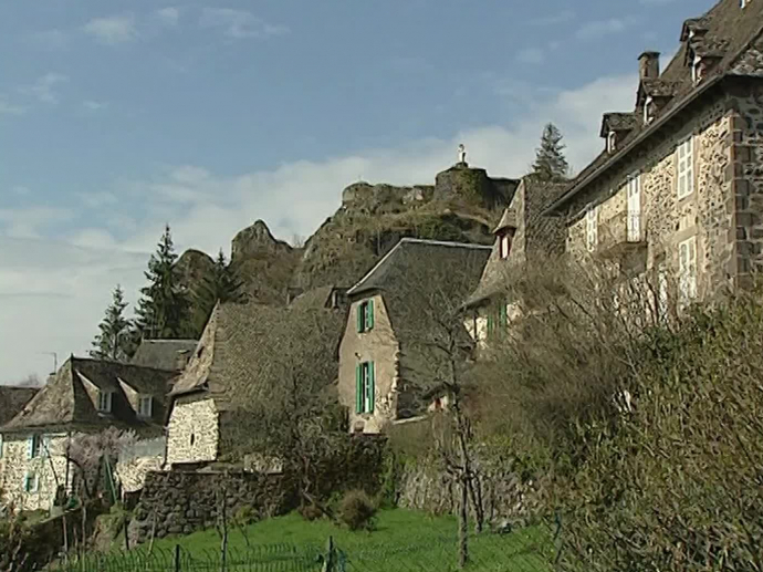 L'histoire du rocher de Carlat | INA