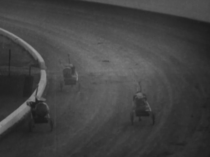 Course d'autruches attelées | INA