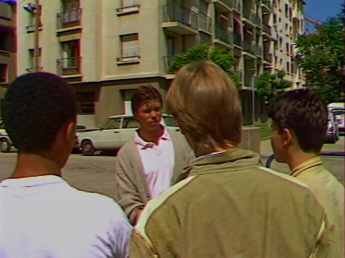 Trois jeunes expliquent comment louer des films X | INA