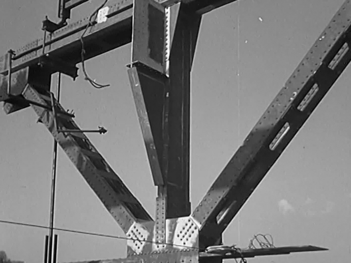 A Tancarville, la pose du tablier du pont le plus long d'Europe | INA