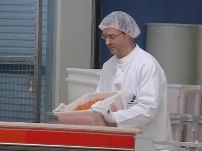 Présentation de l'usine Wrigley fabricant des chewing-gum | INA