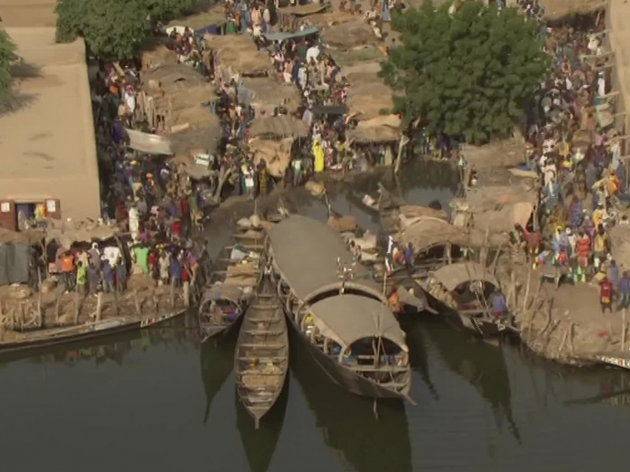 Mali : village traditionnel sur le fleuve | INA