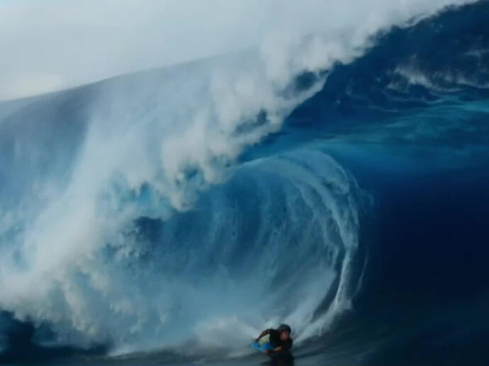 la vague de Teahupoo, spot mythique de surf | INA