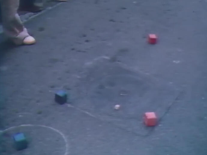 Pourquoi joue-t-on à la pétanque avec des boules carrées à Cagnes-sur ...